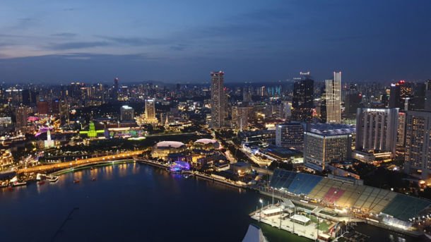 Marina Bay Sands SkyBar offers such a stunning sky view in Singapore ...