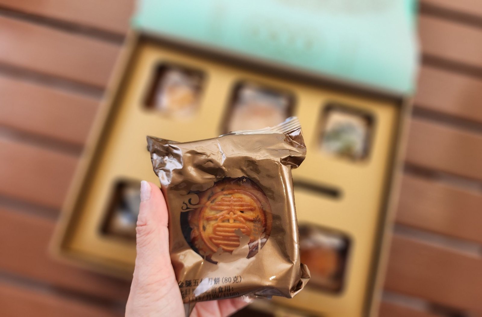 Unboxing the exquisitely-designed Tai Cheong Bakery Mooncake Set ...