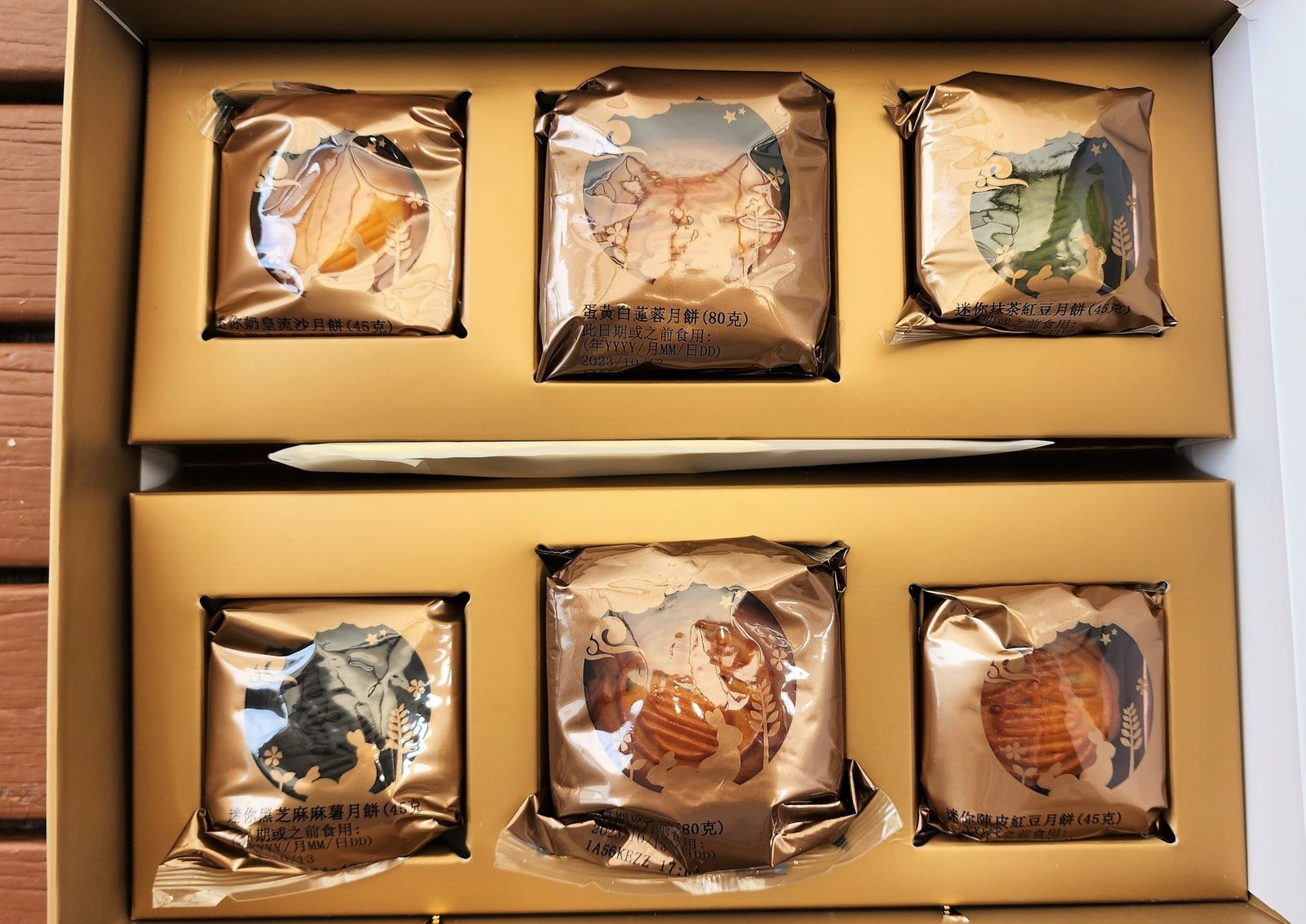 Unboxing the exquisitely-designed Tai Cheong Bakery Mooncake Set ...